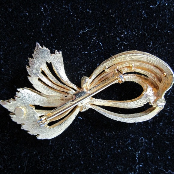 Jewelry | Vintage Gold Brooch With Design | Poshmark
